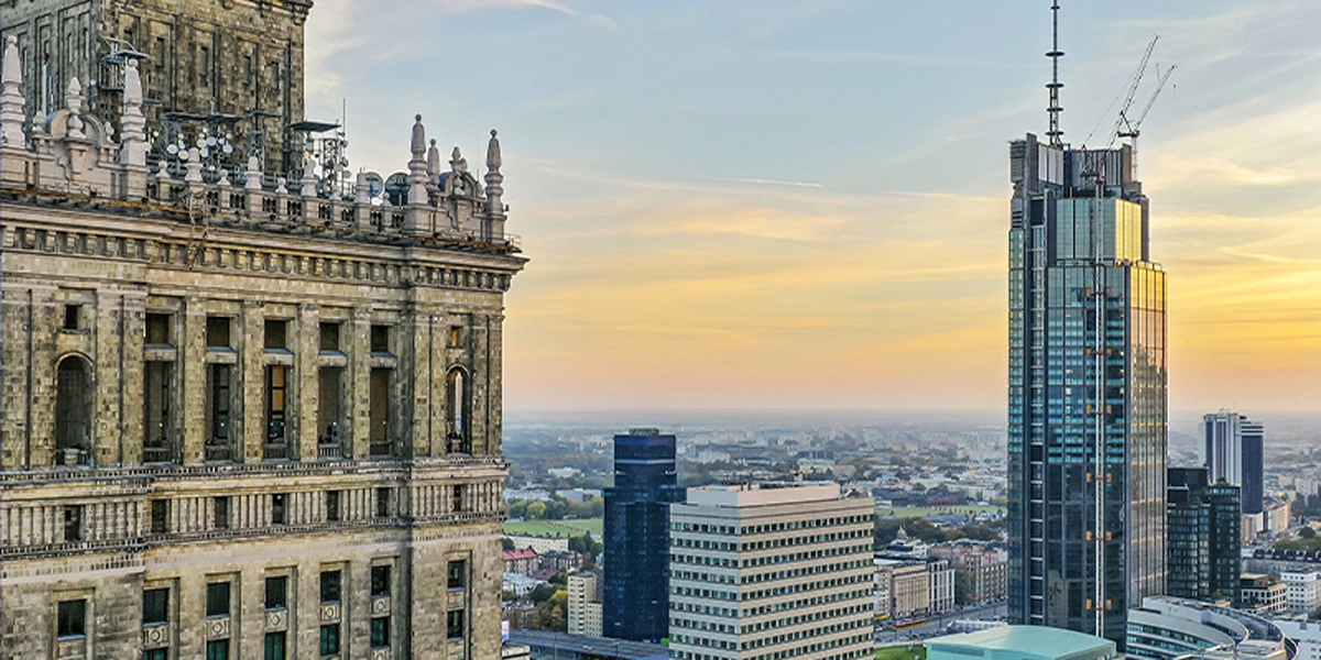 La Torre Varso de Varsovia instala el sistema de comunicación de emergencia para ascensores de ...