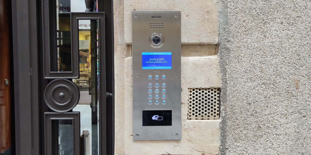 Las placas de calle IP de Fermax se integran con las pantallas domóticas de Gira en un proyecto ...